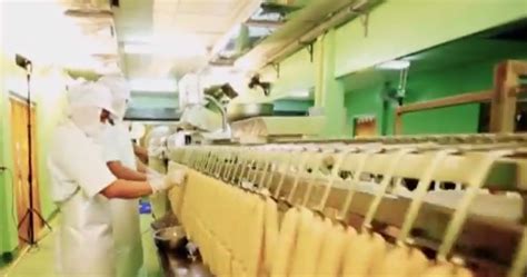 โรงงานไส้กรอกแม่ไก่