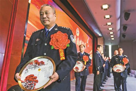 荣耀从警路 丹心映忠诚