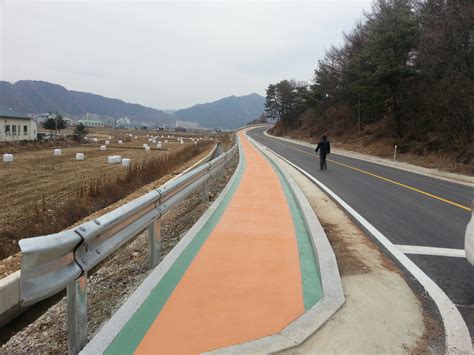 gallery 인도 보행로 산책로 인제군 자전거겸 보행자도로 시공사진 건식