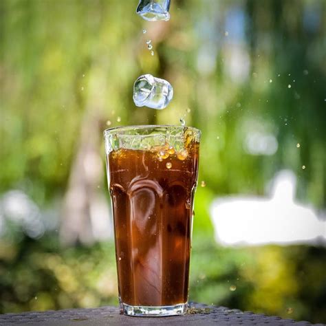 갈증 소독제 깨끗한 유리 냉장 음료 떨어지는 얼음 맑은 맑은 날 맑은 액체 맑은 음료 물보라 물을 튀기다 민트