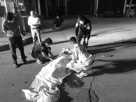 เด็กสาววัย 18 ปี ขี่รถจักรยานยนต์เสียหลักชนขอบฟุตบาทและต้นไม้ เสียชีวิตคาที่ เพื่อนชายวัย 16 ปี