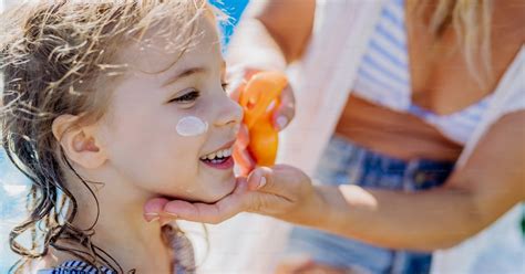 딸에게 자외선 차단제를 바르고 로션을 바르는 젊은 어머니의 클로즈업 사람들의 피부 보호 더운 날에는 안전하게 일광욕을 즐길 수 있습니다 사진 Unsplash의