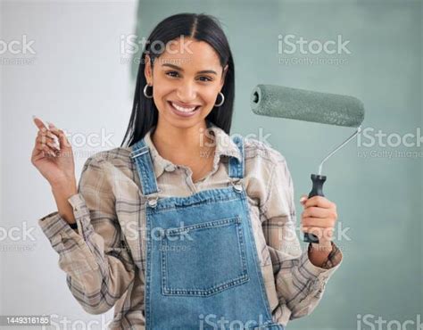 페인트 벽 여자는 집에서 영감을 얻기 위한 개조 초상화를 위한 브러시 건설 아이디어 O 녹색 색상의 방 디자인 동기 부여와 모형을 사용합니다 Diy 하우스 프로젝트를 가진