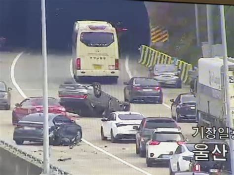 연료 떨어져 고속도로서 멈춰 선 승용차 달리던 차와 쾅