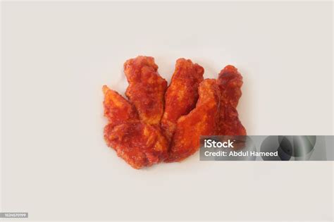 흰색 바탕에 빨간 뜨거운 매운 캐러멜 소스에 구운 닭 날개 크리스피 크런치 치킨 튀김과 생 로스트 프라이드 윙 클로즈업 뜨겁고 매운 패스트 푸드 0명에 대한 스톡 사진 및