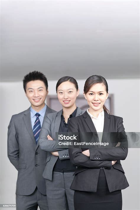 손을 가진 4명의 젊은 사무직 근로자가 실내를 가로지르고 초상화 검정 머리에 대한 스톡 사진 및 기타 이미지 검정 머리 구도 긍정적인 감정 표현 Istock