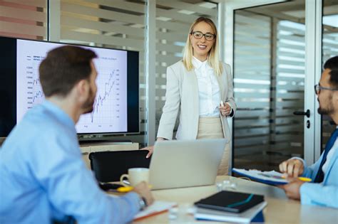 사무실 보드룸에서 프로젝트를 작업하는 크리에이티브 비즈니스 팀 계획에 대한 스톡 사진 및 기타 이미지 계획 기업 문화 기업 비즈니스 Istock