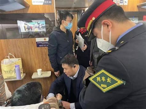 高铁上遇急症患者 他毫不犹豫伸出援手 列车 车厢 梅伟正