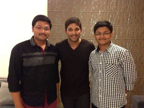 Allu Arjun With His Fans Veethi India People Fan Couple Photos