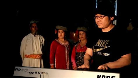 “刀郎妻子”朱梅现状：73元手提包性格暴露，怪不得陪伴刀郎30年杨娜女儿音乐