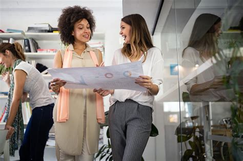 사무실의 프로젝트에서 공동 작업 하는 비즈니스 사람들의 그룹 계획에 대한 스톡 사진 및 기타 이미지 계획 기업 문화 기업 비즈니스 Istock