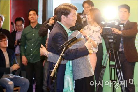 포토 부인과 포옹 나누는 안철수 아시아경제