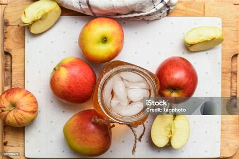 식탁에 건강한 다진 사과와 함께 가정 부엌에서 갓 만든 사과 주스 0명에 대한 스톡 사진 및 기타 이미지 0명 가정 생활 가정 주방 Istock