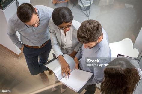 회의에서 함께 일 하는 사업 사람들의 보기 위의 사무실에서 문서 토론 금융에 대한 스톡 사진 및 기타 이미지 금융 바로 위 공동체 Istock