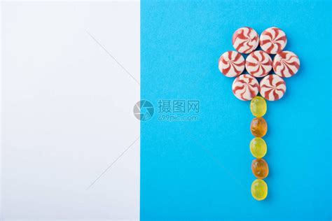 蓝色背景上的红色和白色圆形糖果焦糖高清图片下载 正版图片505357426 摄图网