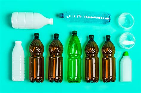 재활용 아이디어 빈 다채로운 플라스틱 재활용 쓰레기 병과 캔의 플랫 레이 다양성 녹색 파란색 배경 위에 함께 줄 지어 0명에 대한 스톡 사진 및 기타 이미지 Istock