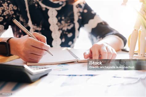 사무실 비즈니스 개념에서 비즈니스 데이터 회계 문서 및 계산기를 계산하기 위해 랩톱 컴퓨터에서 작업하는 여성 또는 회계사 손 의 닫기 개념에 대한 스톡 사진 및 기타 이미지