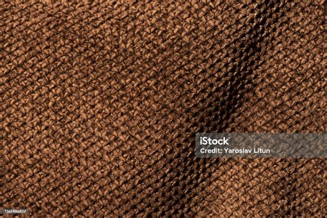 구겨진 다크 브라운 패브릭 텍스처 물결 모양의 주름진 천 패턴 부드러운 갈색 린넨 또는 자루 천 직물 배경 위쪽 보기 0명에 대한 스톡 사진 및 기타 이미지 Istock