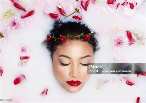 아름다움 우유 꽃은 스파 트리트먼트를 위해 목욕을 하고 휴식을 취하고 스킨케어를 합니다 웰니스 화장품 여성과 장미 꽃잎으로 몸단장 만족감 자기 관리를 위해 최고의 모습에서