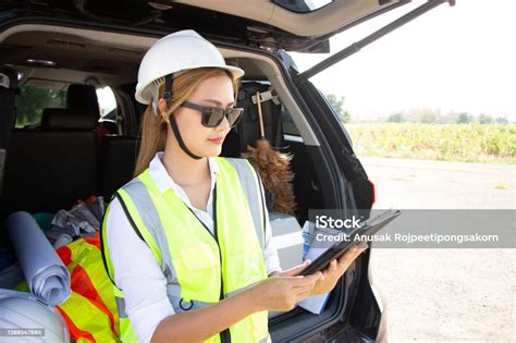 풍력 터빈 농장에서 일하는 엔지니어 팀 대체 에너지 개념에 의한 풍력 발전기를 이용한 재생 가능 에너지 20 24세에 대한 스톡 사진 및 기타 이미지 Istock