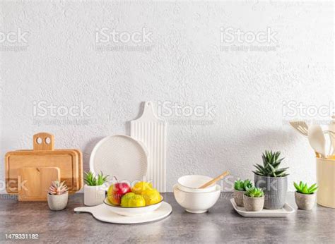 다양한 환경 친화적 인 요리 도마 그릇에 과일 세트가 있는 아름다운 주방 배경 텍스트 공간 과일 바구니에 대한 스톡 사진 및 기타 이미지 Istock