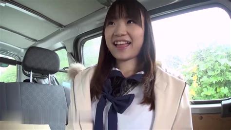 日本18 岁女学生喜欢性爱车和在家做爱