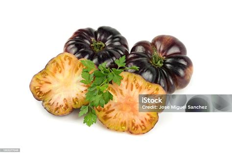 강렬한 맛과 독특한 외관을 가진 희귀 한 파란색 유형 의 토마토는 전체적으로 반으로 자른다 흰색 배경에 격리 공간을 복사합니다 0명에 대한 스톡 사진 및 기타 이미지