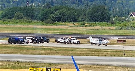 В Канаде неизвестный угнал самолет воздушное пространство временно закрыли