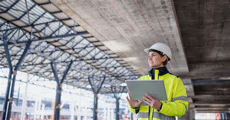 태블릿을 들고 건설 현장에 서서 일하는 여성 엔지니어 공간을 복사합니다 사진 Unsplash의 슬로바키아 이미지