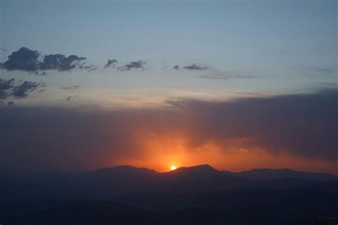 경치 경치 좋은 전망 경치가 좋은 고요한 골든 아워 구름 그림 같은 그림자 다채로운 하늘 대기의 따뜻한 박무 산 산맥 새벽 수직 쐈어 수평선
