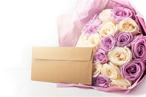 신선한 놀라운 흰색과 보라색 장미와 공예 봉투의 꽃다발 휴일 어머니의 선물 발렌타인 데이 생일 기념일과 결혼식 기프트 랩핑 컨셉