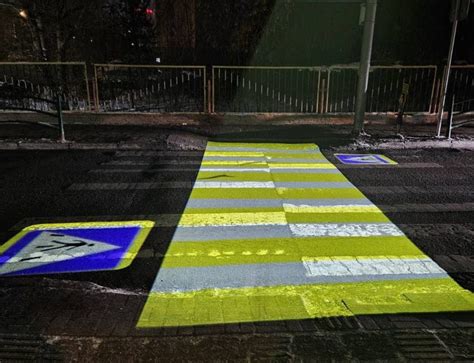 Сургууль цэцэрлэгийн 15 байршилд лед гэрлэн гарц суурилууллаа Delhii Mn