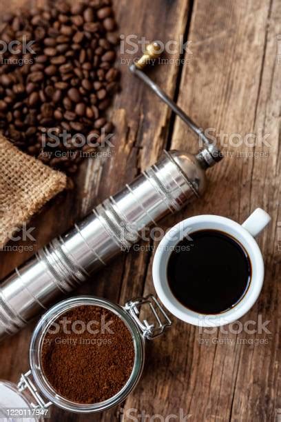 나무 테이블에 커피 의 가방 커피 콩은 항아리에 갈아 수동 커피 분쇄기 맨 위 보기 텍스트의 장소 갈색 배경입니다 팩에 커피를 포장 음료와 함께 화이트 업 0명에 대한 스톡