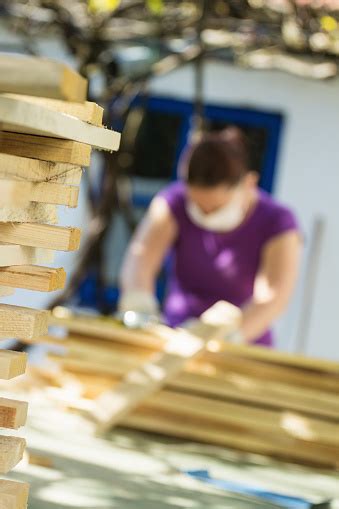 Diy홈 개선 나무 판자를 연마 하는 여자 Diy에 대한 스톡 사진 및 기타 이미지 Diy 가린 얼굴 근거리 초점 Istock