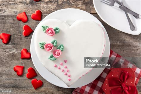 성 발렌타인 데이 어머니의 날 또는 생일을위한 하트 케이크 나무 테이블에 장미와 분홍색 설탕 하트로 장식 개념에 대한 스톡 사진 및 기타 이미지 Istock