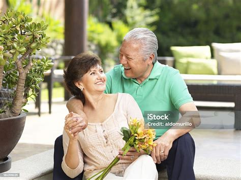 활기참 및 사랑하는 선임 커플입니다 2명에 대한 스톡 사진 및 기타 이미지 2명 60 64세 60 69세 Istock