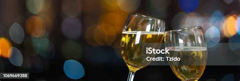 새 해 복 많이 받으세요 개념 배너 및 웹 페이지와 표지 템플릿 축 하 축 하에 대 한 도시의 흐리게 하는 사진 파티 2 개의 맥주잔 또는 안경 의사표시 12월 31일에