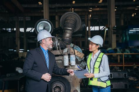 전문 엔지니어가 근무하며 오작동하는 열차 차고에서 기계를 논의 검사 및 유지 관리합니다 2명에 대한 스톡 사진 및 기타 이미지