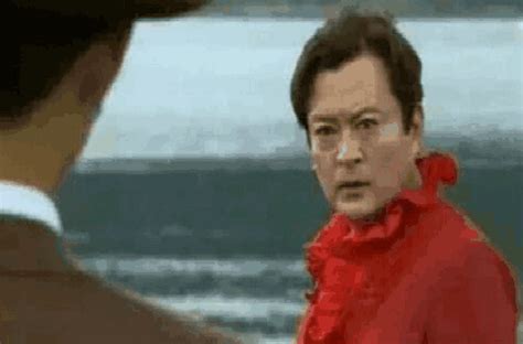 穿着红衣的男子疑惑的问侦探“你怎么看出我是男扮女装的呢？”