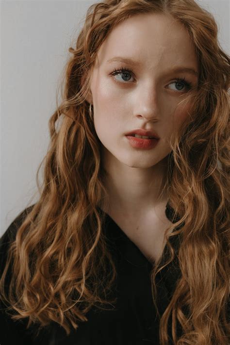 검은 상단 고요한 구불 거리는 머리카락 금발 긴 머리 깨끗한 피부 나타내는 매우 복잡한 머리카락 명상 적 모델 미니멀리스트 배경 미니멀리스트 스타일