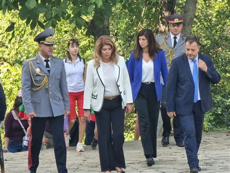 С тържествена литургия и освещаване на знамената във Велико Търново започнаха честванията по