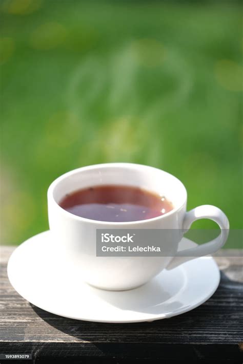 야외 테라스 또는 발코니에서 따뜻한 차 또는 커피 한 잔을 즐겨보세요 0명에 대한 스톡 사진 및 기타 이미지 0명 단일 객체 디자인 Istock