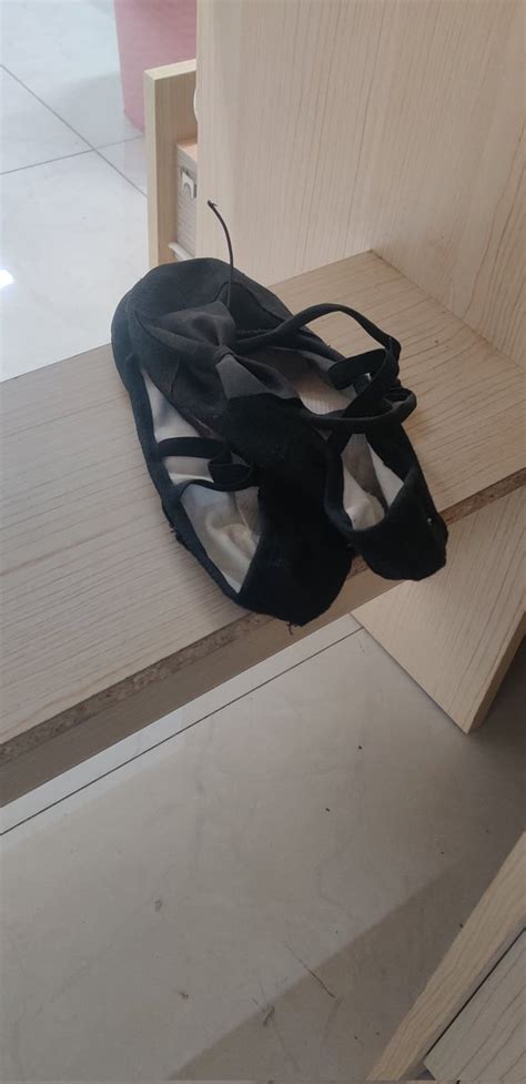 Clwjxx On Twitter 今年最后一天的惊喜，本来是帮🐏了的美女老师去办公室拿东西，结果发现她桌子下竟然放着一双舞鞋，鞋垫都被踩黑了，闻起来一股酸臭味，一看就是经常穿。拿到厕所