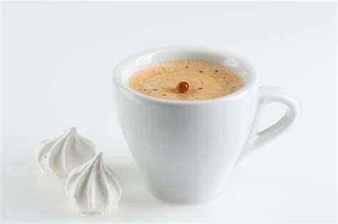 도자기 컵에 커피 블랙 커피와 흰 머 랭 역학과 커피의 스파이크 0명에 대한 스톡 사진 및 기타 이미지 0명 갈색 기포 Istock