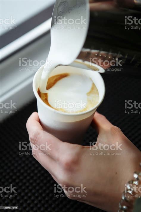 바리스타 커피 위에 우유를 뽑아 카푸치노라떼 아트 만들기 갈색에 대한 스톡 사진 및 기타 이미지 갈색 기록보관용 기포 음료 Istock