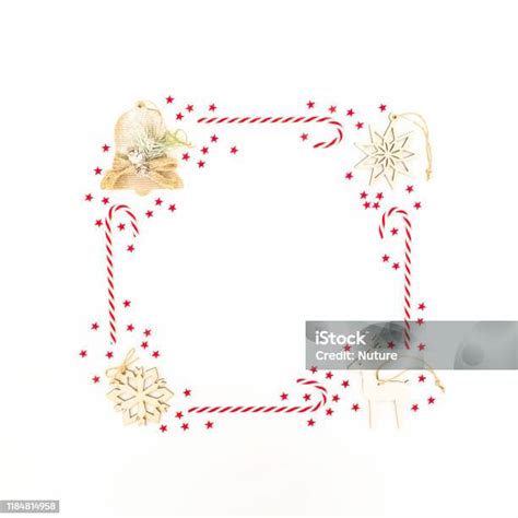 흰색 배경에 크리스마스 장식 색종이와 사탕 지팡이로 만든 프레임 플랫 레이 새해 컨셉 0명에 대한 스톡 사진 및 기타 이미지 0명 12월 개념 Istock
