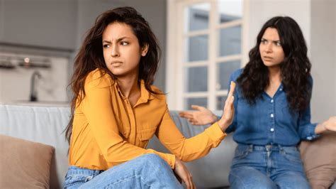 Signs You Re Dealing With An Emotionally Unhinged Person According To Psychology YourTango