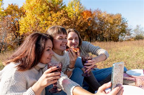 세 명의 다양한 여자 친구가 전화로 셀카를 찍습니다 공원에서 야외에서 가을 풍경 소풍 음식에 대한 스톡 사진 및 기타 이미지