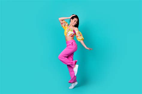 재미 고립 된 청록색 배경을 가진 귀여운 매력적인 소녀 옷 자른 최고 춤의 전체 길이 사진 18 19세에 대한 스톡 사진 및 기타 이미지 18 19세 갈색 머리 검정