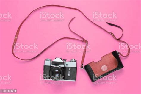 관광 미니멀리즘 개념 빈티지 복고풍 필름 카메라와 핑크 배경에 스트랩 가죽 커버 맨 위 보기 0명에 대한 스톡 사진 및 기타 이미지 Istock